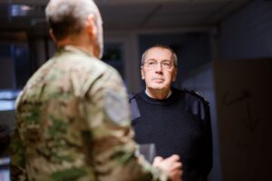 De Chef Defensie bezoekt het Cyber Command – SGRS